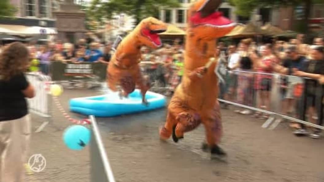 Gemist: Hart van Nederland - Late Editie: WK rennen in een T-rex-pak