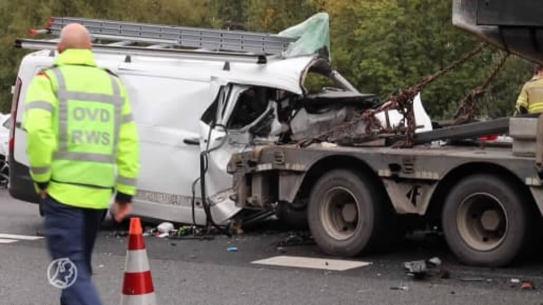 Gemist: Hart van Nederland - Late Editie: Busje knalt achterop zware