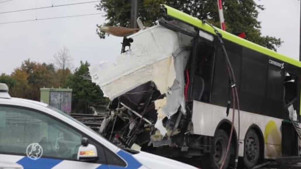 Gemist: Hart van Nederland - Late Editie: Door trein geramde bus net