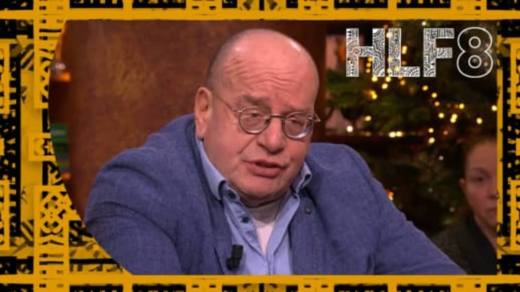 Gemist: HLF8: Fred Teeven stond bijna op de achterkant van een bus