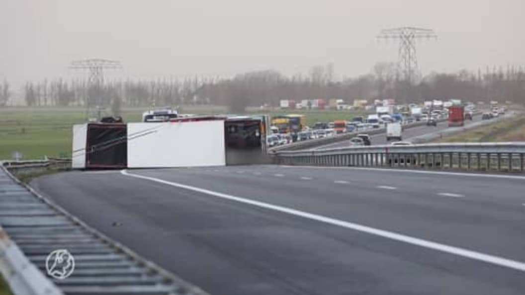 Gemist: Hart van Nederland - Late Editie: Vrachtwagen gekanteld op