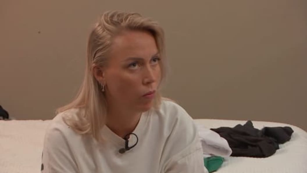 Demi’s broer kwam haar ophalen bij het magazijn nadat hij had gehoord ...